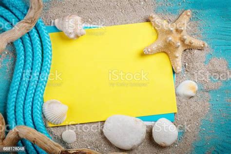 불가사리 자갈 그리고 조개 엽서와 푸른 나무 배경에 누워 레이블에 대 한 곳이 있다 관광에 대한 스톡 사진 및 기타 이미지 관광 기록보관용 껍데기 Istock