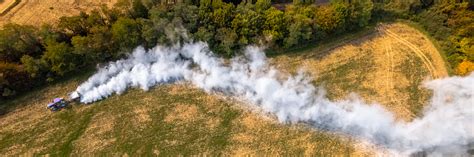 가을 수확 후 토양 품질을 개선하기 위해 농업 필드에 석회를 확산 트랙터의 공중 보기 토양의 산도를 중화하기 위해 라임 분말을
