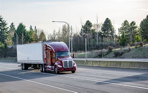 평평한 직선 고속도로 도로에서 운전하는 냉장 세미 트레일러에서 화물을 운반하는 세련된 강력한 버건디 큰 장비 세미 트럭 고속도로에 대한 스톡 사진 및 기타 이미지 Istock