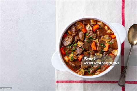 야채를 곁들인 소고기 부르기뇽 스튜 회색 배경입니다 공간을 복사합니다 맨 위 보기 느림에 대한 스톡 사진 및 기타 이미지 느림 뜨거운 냄비 요리 요리하기 식품 상태