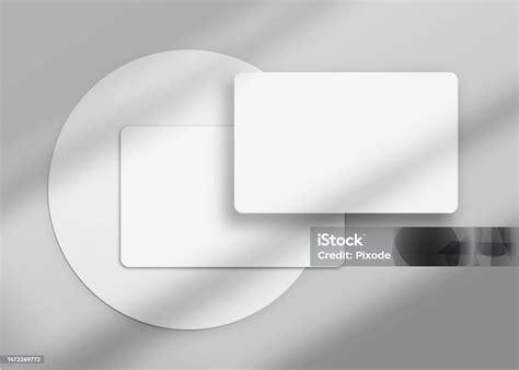클리핑 경로가 있는 현대적인 명함 모형 템플릿입니다 프리젠 테이션 브랜딩 기업 정체성 광고 개인 문구류 그래픽 디자이너 프리젠