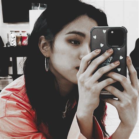 Pin by ﾟ on itzy Mirror selfie Itzy Scenes