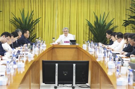 李军主持召开九届市政府第46次常务会议