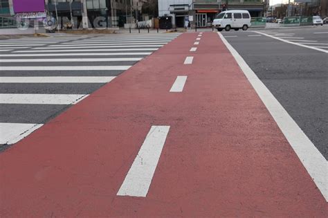 횡단보도와 자전거 도로 Yanggiri 사진 횡단보도 자전거 도로 구역 구획 안전 노면 표지 교통 경계