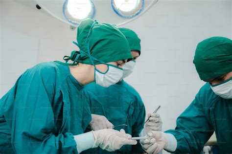 수술 환자와 간호사가 있는 수술 의료 건강 장비 응급 의학 치료 클리닉 개념으로 병원 수술실에서 일하는 전문 외과 의사 팀워크 사람 사진 Unsplash의 외과 의사 이미지