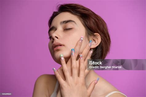 짧은 이발과 사치스러운 네일 아트를 가진 애정 어린 예쁜 소녀 갈색 머리에 대한 스톡 사진 및 기타 이미지 갈색 머리 관능 네일아트 Istock