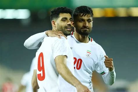 ببینید شادی مهدی طارمی و محمد محبی روی سکوها بعد از پیروزی مقابل ژاپن