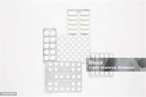 흰색 배경에 흰색 알 약의 물집 상단 보기 다양한 약물 정제 약물 캡슐 치료 개념 0명에 대한 스톡 사진 및 기타 이미지 Istock