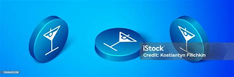 파란색 배경에 격리 된 Isometric Martini 유리 아이콘 칵테일 아이콘 와인 유리 아이콘 파란색 원 버튼입니다 벡터 일러스트레이션 3차원 형태에 대한 스톡 벡터