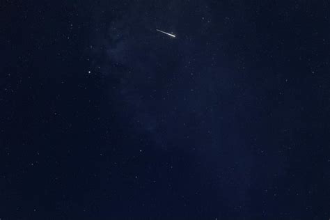 Viral Di Medsos Bola Api Misterius Diduga Meteor Melintas Di Langit Cirebon