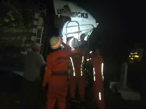 အမြန်လမ်းတွင် ကုန်ကား တစ်စီး တိမ်းမှောက် ၁ ဦး ‌ေ သဆုံး၊ ၁ ဦး ဒဏ်ရာရ Popular