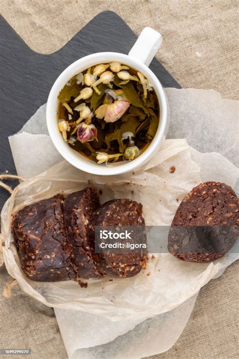 쿠키와 함께 코코아와 땅콩을 첨가 한 버터로 만든 초콜릿 덩어리 0명에 대한 스톡 사진 및 기타 이미지 0명 갈색 계피 Istock