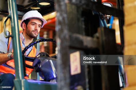 지게차 운전자가 산업용 컨테이너 창고 공장에서 상자를 옮기는 창고 직원 지게차로 깨어난 남자 노동자 25 29세에 대한 스톡 사진 및 기타 이미지 Istock