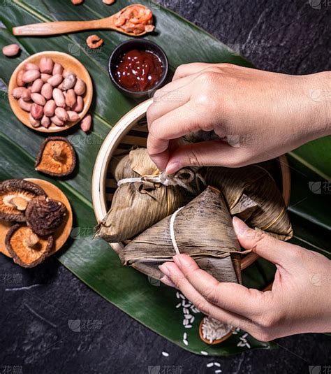 粽子，新鲜可口的蒸饺在蒸笼里。特写，复制空间，著名的亚洲美食端午节素材 花瓣网