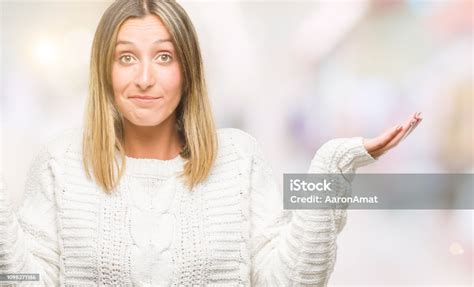 발생 하는 손과 팔으로 고립 된 배경 우 둔 하 고 혼란 스 러 워 식 이상의 겨울 스웨터를 입고 젊은 아름 다운 여자 의심 개념입니다 가을에 대한 스톡 사진 및 기타