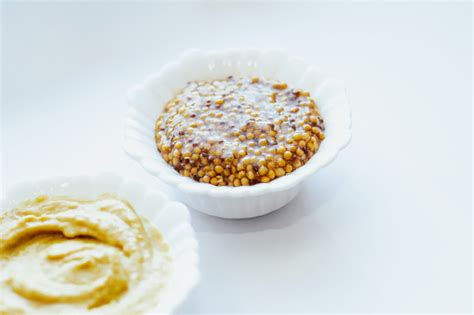 겨자 소스와 곡물 겨자는 흰색 테이블에 흰색 그릇에 담겨 있습니다 건강한 식생활에 대한 스톡 사진 및 기타 이미지 건강한 식생활 겨자 곡초류 Istock