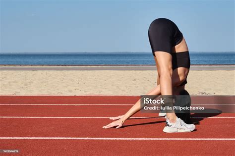 야외에서 운동하는 운동 소녀 스포츠 훈련 또는 스트레칭으로 요가를 할 준비가되었습니다 건강한 활동적인 라이프 스타일 웰빙과