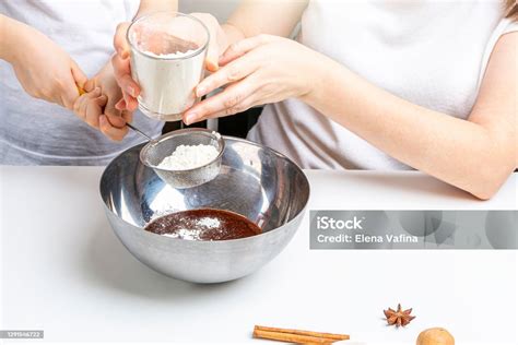 크리스마스와 새해 초콜릿 쿠키 또는 진저 브레드를 요리 전통적인 축제 베이킹 아이들과 함께 구워 2단계는 체를 통해 밀가루를 체질합니다 단계 별 조리법 2명에 대한 스톡