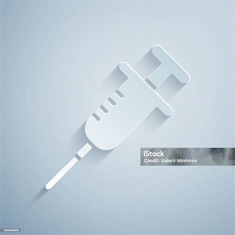 회색 배경에 격리 된 주사기 아이콘을 잘라 용지 백신 예방 접종 주사 독감 주사용 주사기 의료 장비 종이 아트 스타일 벡터 3차원 형태에 대한 스톡 벡터 아트 및 기타