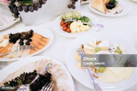 케이터링 서비스입니다 음식과 레스토랑 테이블입니다 웨딩 테이블 집합입니다 저녁 식사 시간 점심입니다 결혼식에 대한 스톡 사진 및 기타 이미지 Istock