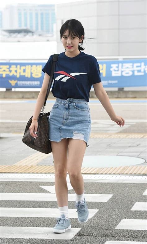 패션엔 비타민 소녀 전소미 찢청 스커트로 상큼한 여친룩 완성