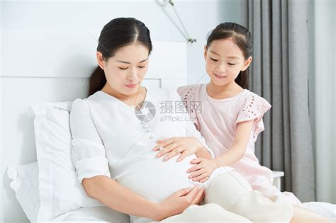小女孩摸孕妇妈妈肚子感受胎动高清图片下载 正版图片501398906 摄图网