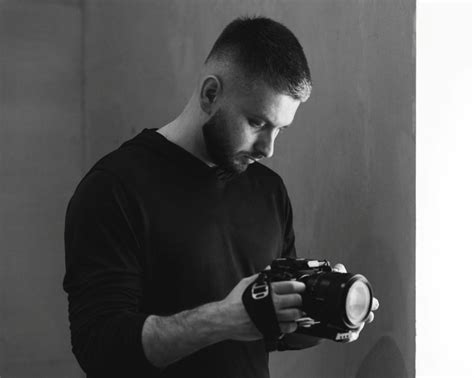 미술 치료와 취미 스튜디오에서 추상적인 그림을 그리는 쾌활한 젊은 여성 순수 예술의 영감 상상력 및 판타지 전문 예술가의 마스터 클래스 그림 그리기를 배우는 여학생 4k