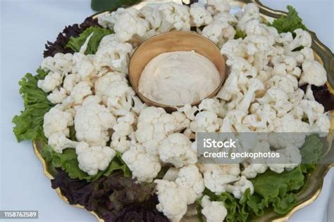 신선한 콜리플라워와 치즈 소스 샐러드 잎을 테이블에 올려 놓습니다 건강한 식생활에 대한 스톡 사진 및 기타 이미지 건강한 식생활 구이 그릇 Istock