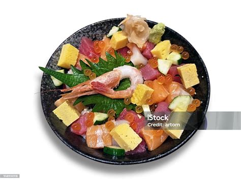 쌀 혼합된 모듬된 일본 신선한 사시 미와 생선 연어 참치 연어 오징어 계란과 달콤한 계란 클리핑 경로와 흰색 배경에 고립 된 검은 돌 세라믹 그릇에 0명에 대한 스톡 사진