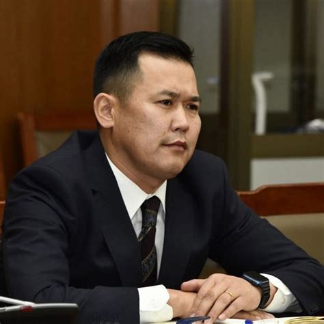 Гэр бүлийн маргаанаас болж амиа хорлохыг завджээ Isee Mn