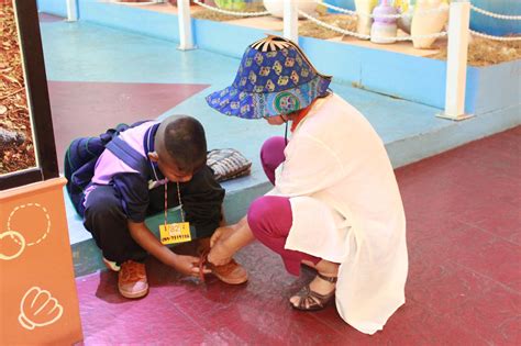 ภาพความน่ารักของคุณครูและเด็กๆ จากโรงเรียนบ้านนอก จ ชลบุรี ในระหว่างการทัศนศึกษาที่สวนเสือศรี