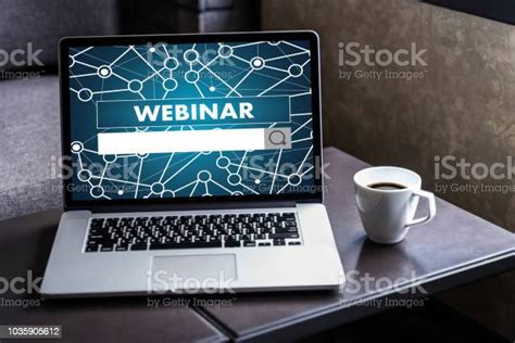 세미나 테이블에 손을 E비즈니스 탐색 연결을 사용 하 여 컴퓨터 커피에서에서 분할 톤 고름에 대한 스톡 사진 및 기타 이미지 고름 교습 교실 Istock