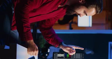 Vertical Video Videographer Teaches Viewers To Create Motion Graphics And Visual Effects For