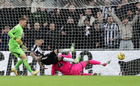 Newcastle Ease To 3 0 Win Over 10 Man Fulham After Jimenez Sees Red