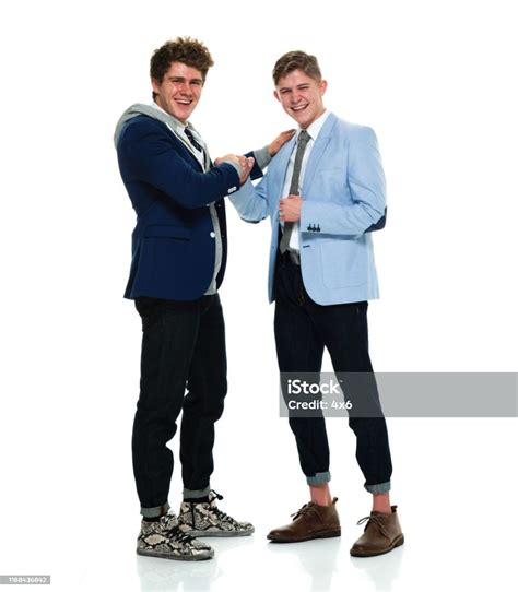 전체 길이2 명1 명의 십 대 소년 만 1819 세 잘 생긴 남자남자형제 우정남자십 대 소년힙스터사람사업가비즈니스 맨 서 서 정장시원한 태도 2명에 대한 스톡 사진 및 기타
