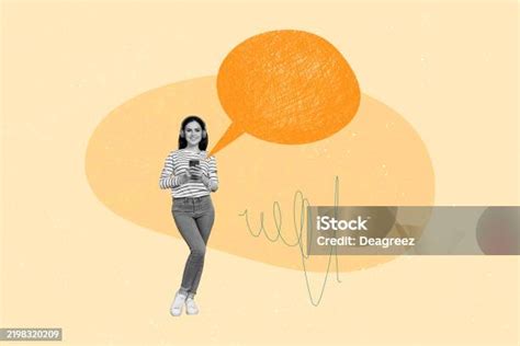 사진 콜라주 그림 젊은이 서 있는 소녀 텍스트 상자 채팅 인터넷 앱 메신저 스마트폰 헤드폰 통신 개념 20 24세에 대한 스톡 사진 및 기타 이미지 Istock