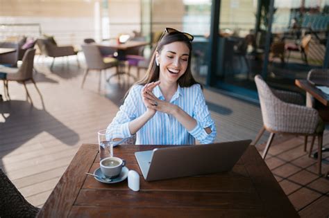 아름다운 젊은 백인 여자 앉아 에 A 커피 숍 과 작업 A 노트북 25 29세에 대한 스톡 사진 및 기타 이미지 25 29세 긍정적인 감정 표현 기업가 Istock