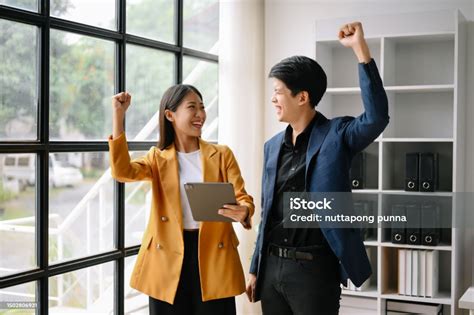 젊은 아시아 비즈니스 팀 창조적 인 사업가 동료 성취를 축하하는 팀워크 사무실에서 디자인 계획 20 24세에 대한 스톡 사진 및