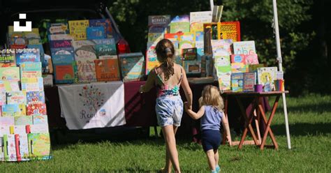 분홍색 드레스를 입은 소녀 옆에 서 있는 흰색 탱크 탑을 입은 소녀 사진 Unsplash의 무료 풀 이미지