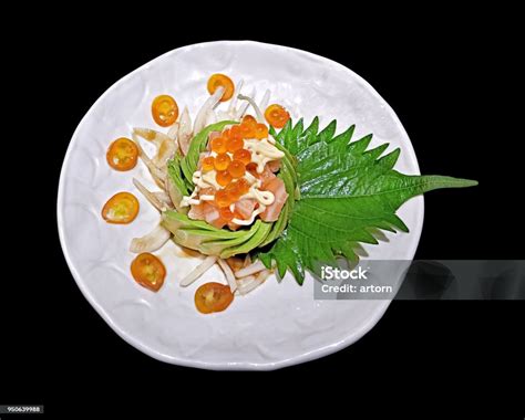 흰색 세라믹 접시 요리 사진 보기 위의 위에서 촬영에 아보카도와 연어와 연어 알 샐러드의 클리핑 경로와 검은 배경에 절연 0명에 대한 스톡 사진 및 기타 이미지 Istock