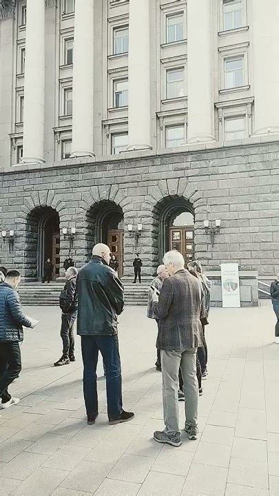 Протест пред бившия Партиен дом сега Народно събрание в София за честни