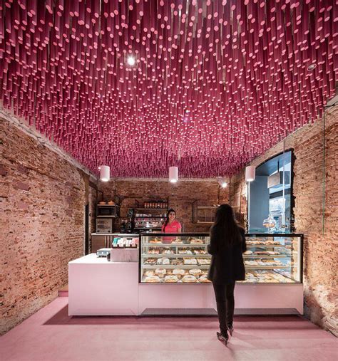 빈티지 컴템퍼러리 디자인의 조합 베이커리 Ideo Arquitectura Undulating Pink Canopy To Madrid Pastry Shop