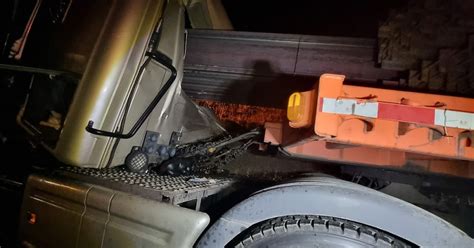 고속도로 3중추돌로 철제빔이 차량 관통다친 사람은 없어