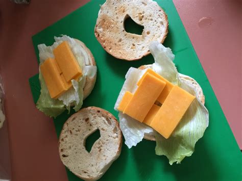 미국 정통 베이글 샌드위치와 홈메이드 감자칩