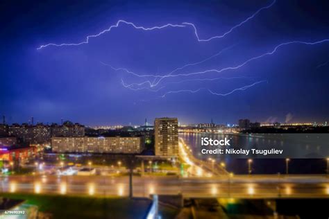 도시에 극적인 번개 강한 번개와 밤 도시 풍경 어두운 폭풍우 치는 밤 극적인 하늘 밤에 도시 건물에 비와 심한 번개 폭풍에 야간 마을에서의 장엄한 전망 구름에 대한 스톡