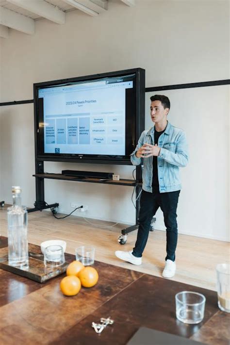 실내 강의 공동 작업 교육 기술 기업 남성용 스피커 남자 낮 대중 연설 말하고 있는 모니터 디스플레이 물병 비공식 회의 비즈니스 비즈니스 미팅