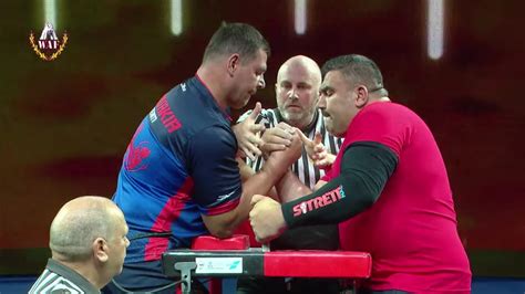 Peter Spusta Je Majstrom Sveta V Pretláčaní Rukou Fotografie Fotka