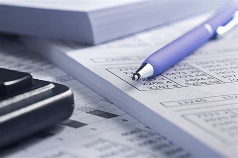 펜과 계산기가 있는 회계 문서입니다 은행 재무 보고서 및 재무 감사의 개념 0명에 대한 스톡 사진 및 기타 이미지 0명 가계 경영자 Istock