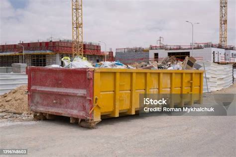 거대한 과부하 쓰레기통에있는 건설 폐기물 건설 폐기물로 가득 찬 폐기물 금속 탱크 컨테이너 건설 현장 근처의 잔해 산업 폐기물 수거통에 대한 스톡 사진 및 기타 이미지
