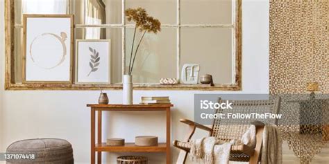 세련된 등나무 안락의자 디자인 가구 말린 꽃 모의 포스터 프레임 나무 바닥 장식 및 우아한 개인 액세서리가있는 독특한 거실 인테리어 현대적인 집 템플릿 0명에 대한 스톡
